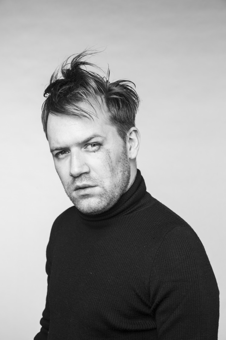 Nico Holonics | berliner-ensemble